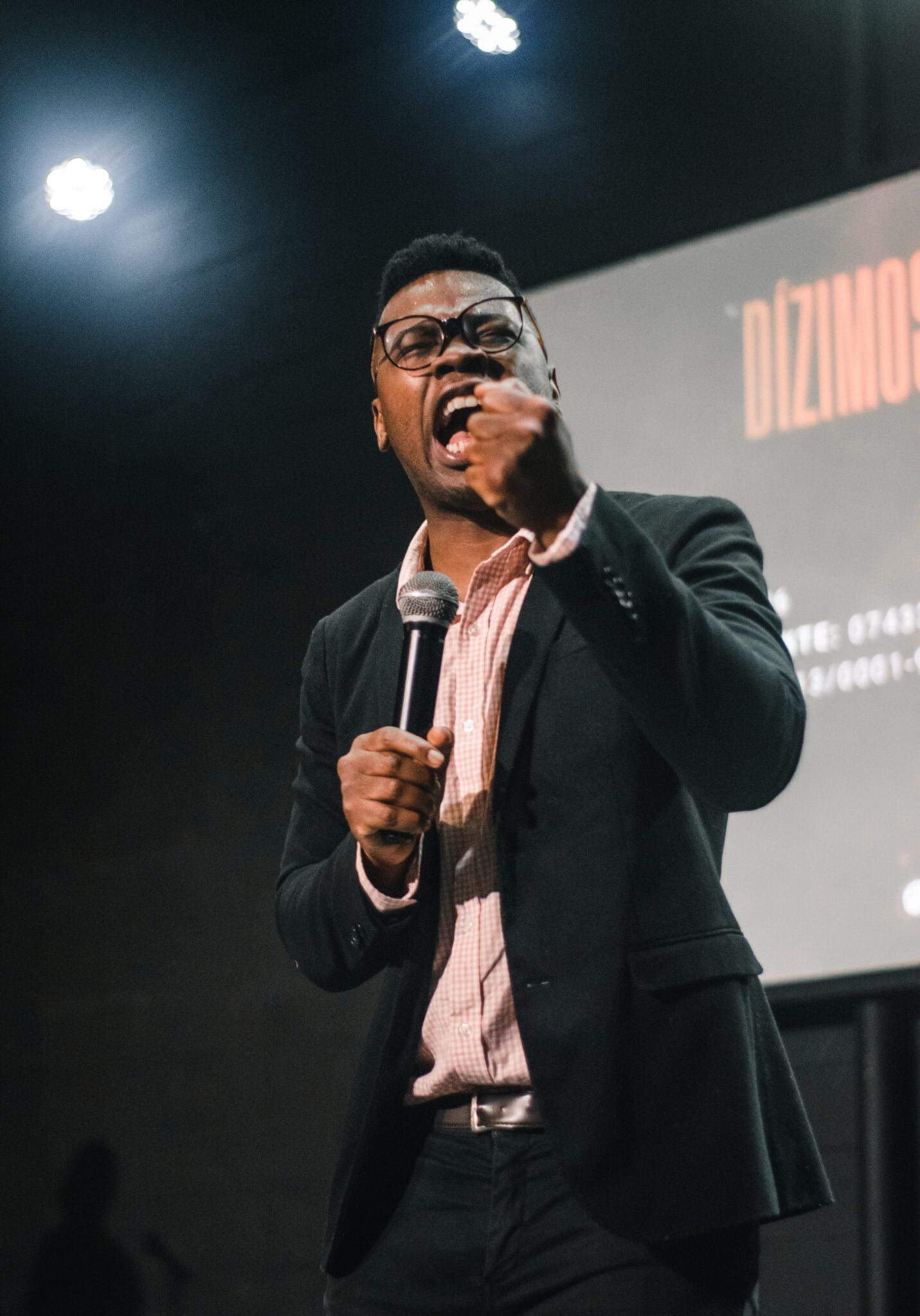 The Power of Nonverbal Communication in Public Speaking - Speak as a Leader